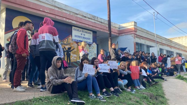 Harán una revisión del caso de la Escuela 10 y volvió la Directora suplente: alegría de padres y ...